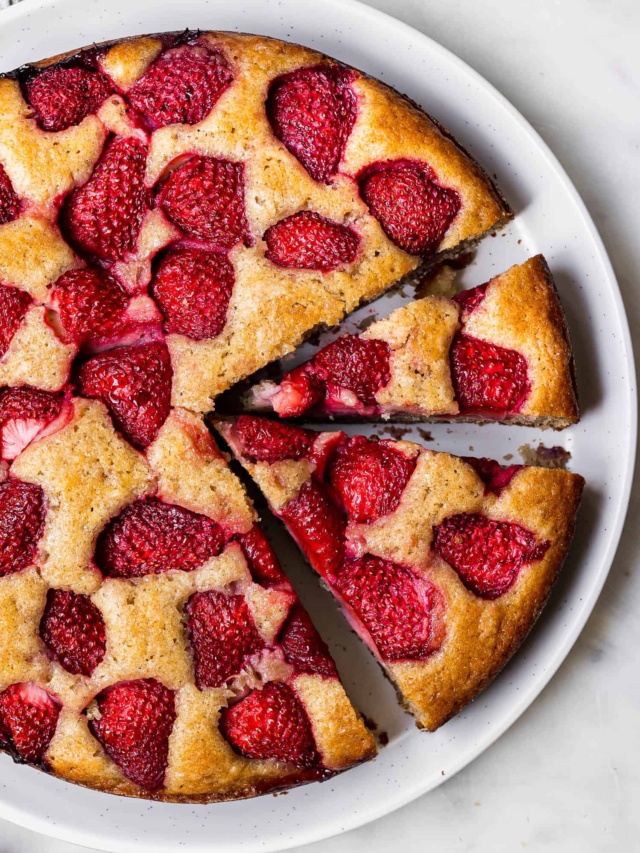 Strawberry Yogurt Cake - Sandra Valvassori