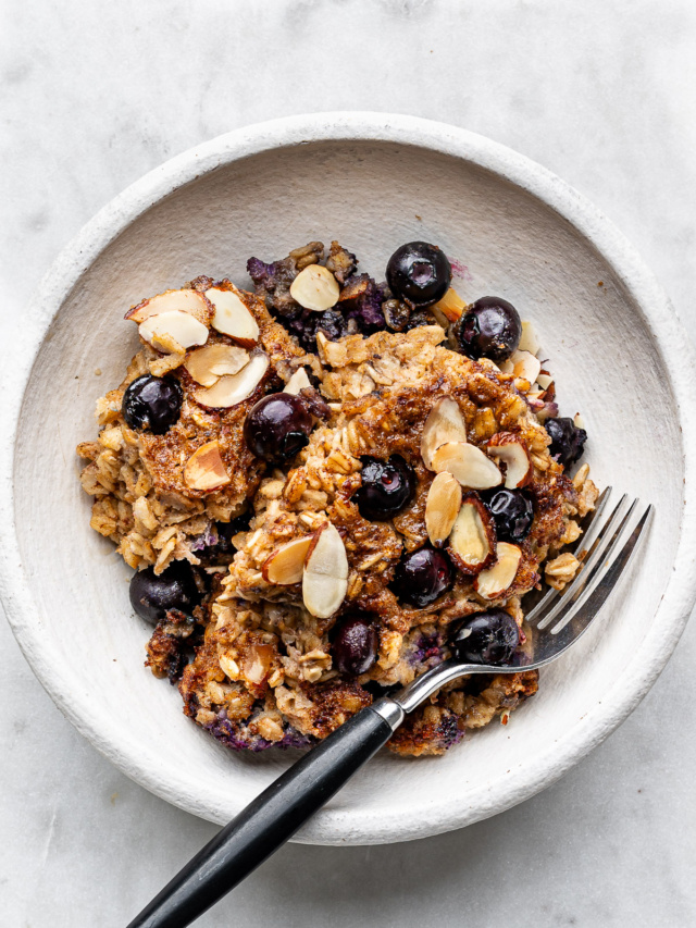 Blueberry Baked Oatmeal - Sandra Valvassori